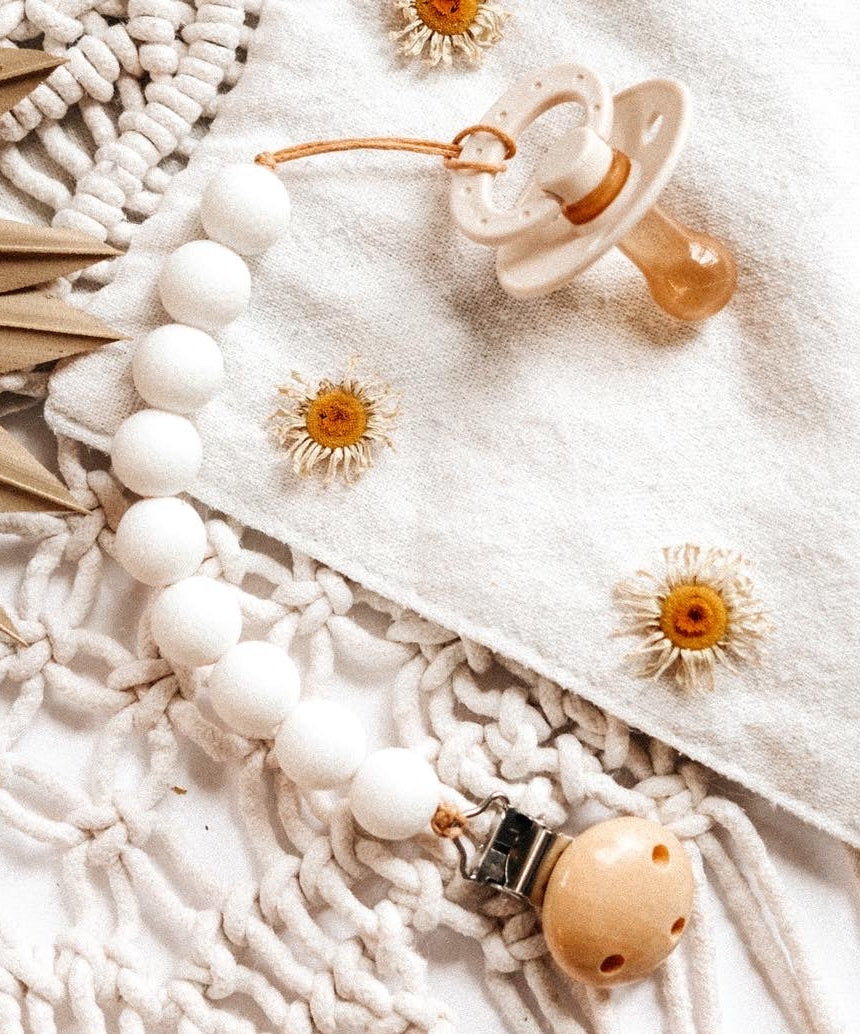 Baby | Textured WHITE pacifier clip – GemsbyŌ